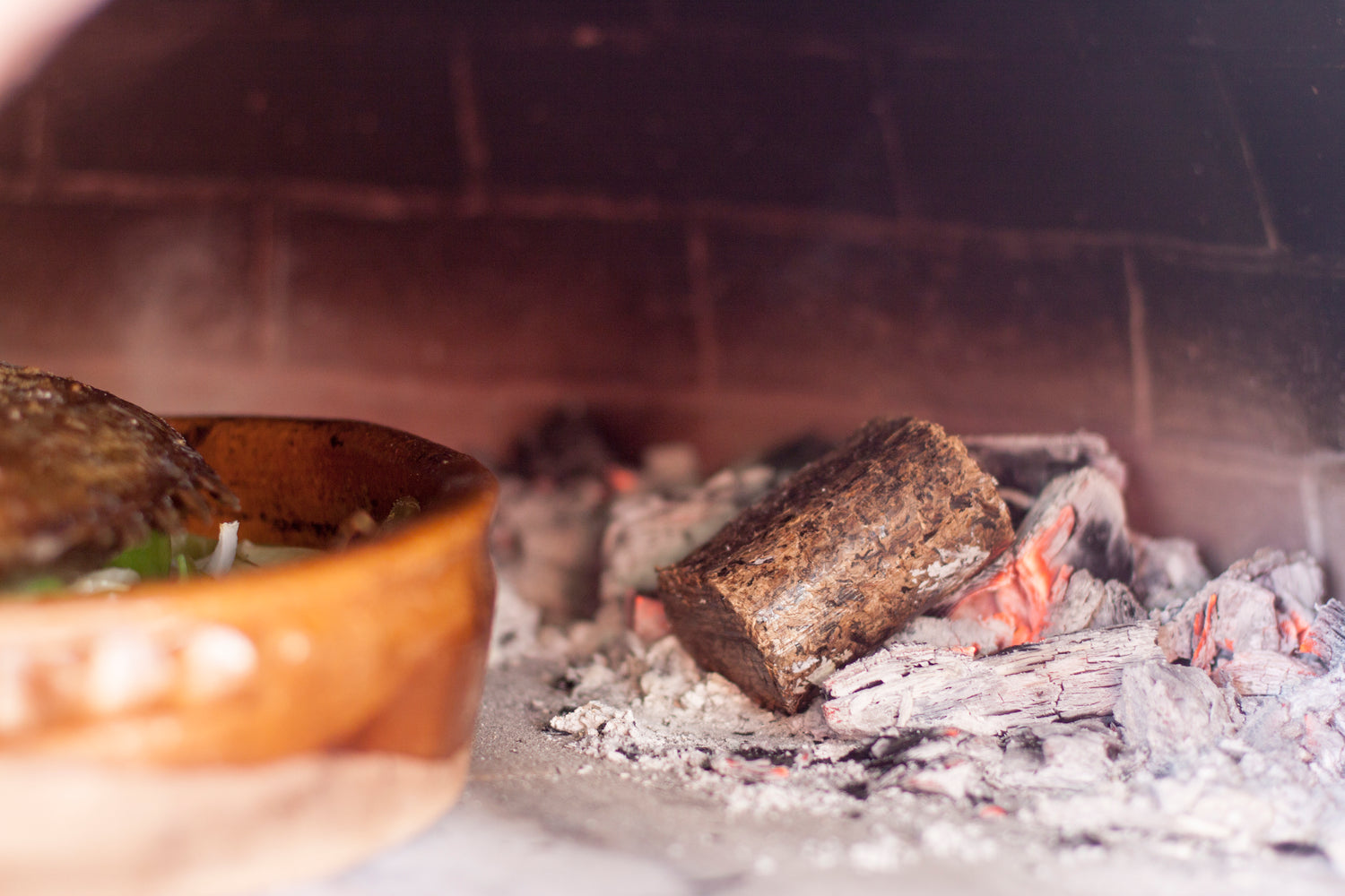 Cómo cocinar con leña para ahumar en un horno de leña